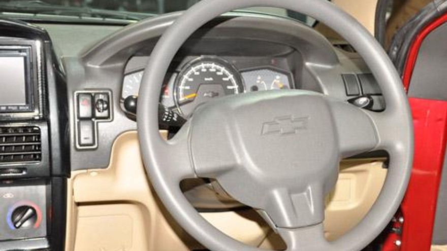 Chevrolet Tavera Neo Images - Tavera Neo Interior & Exterior Photos ...
