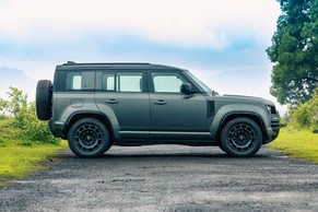 डिफेंडर कार - प्राइस, फोटो, माइलेज और फीचर्स