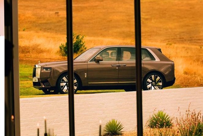 Rolls-Royce Cullinan Price - Features, Images, Colours & Reviews
