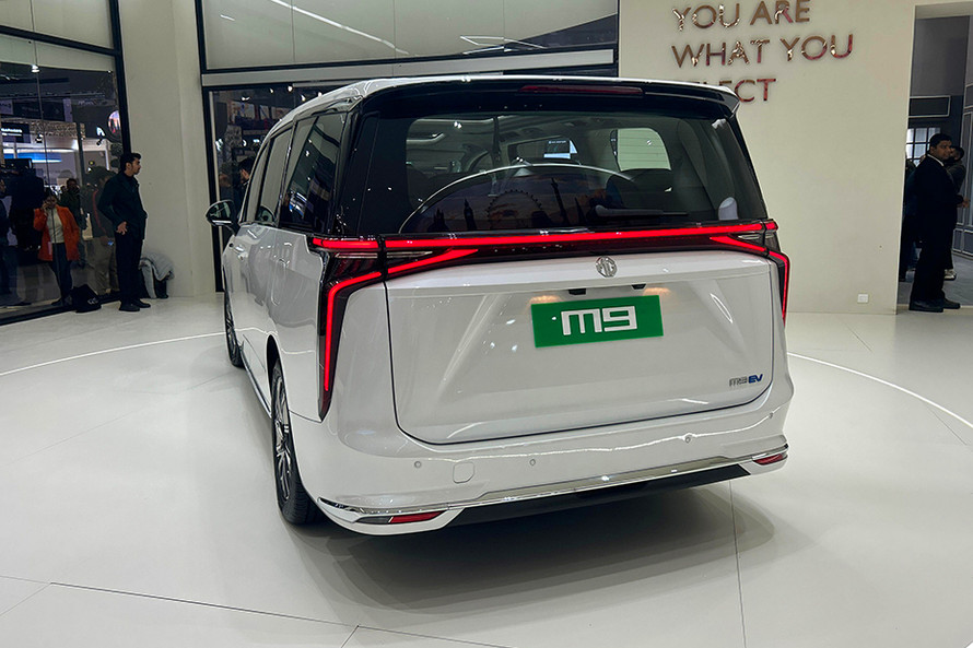 MG M9 Images - M9 Car Images, Interior & Exterior Photos