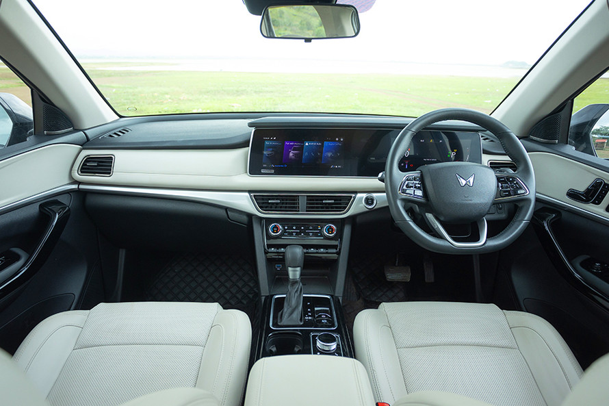 Mahindra XUV700 Interior Images and Photos - CarDekho