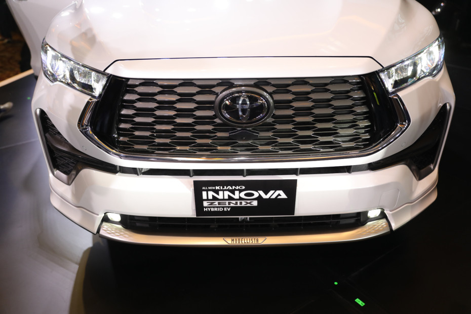 2022 Toyota Innova Hycross Detailed In 15 Images | CarDekho.com