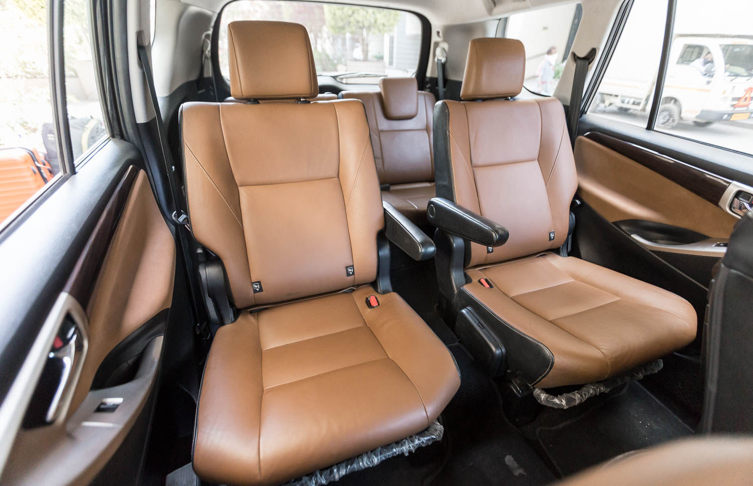 Old vs New: Toyota Innova Hycross Vs Innova Crysta In 30 Pics ...