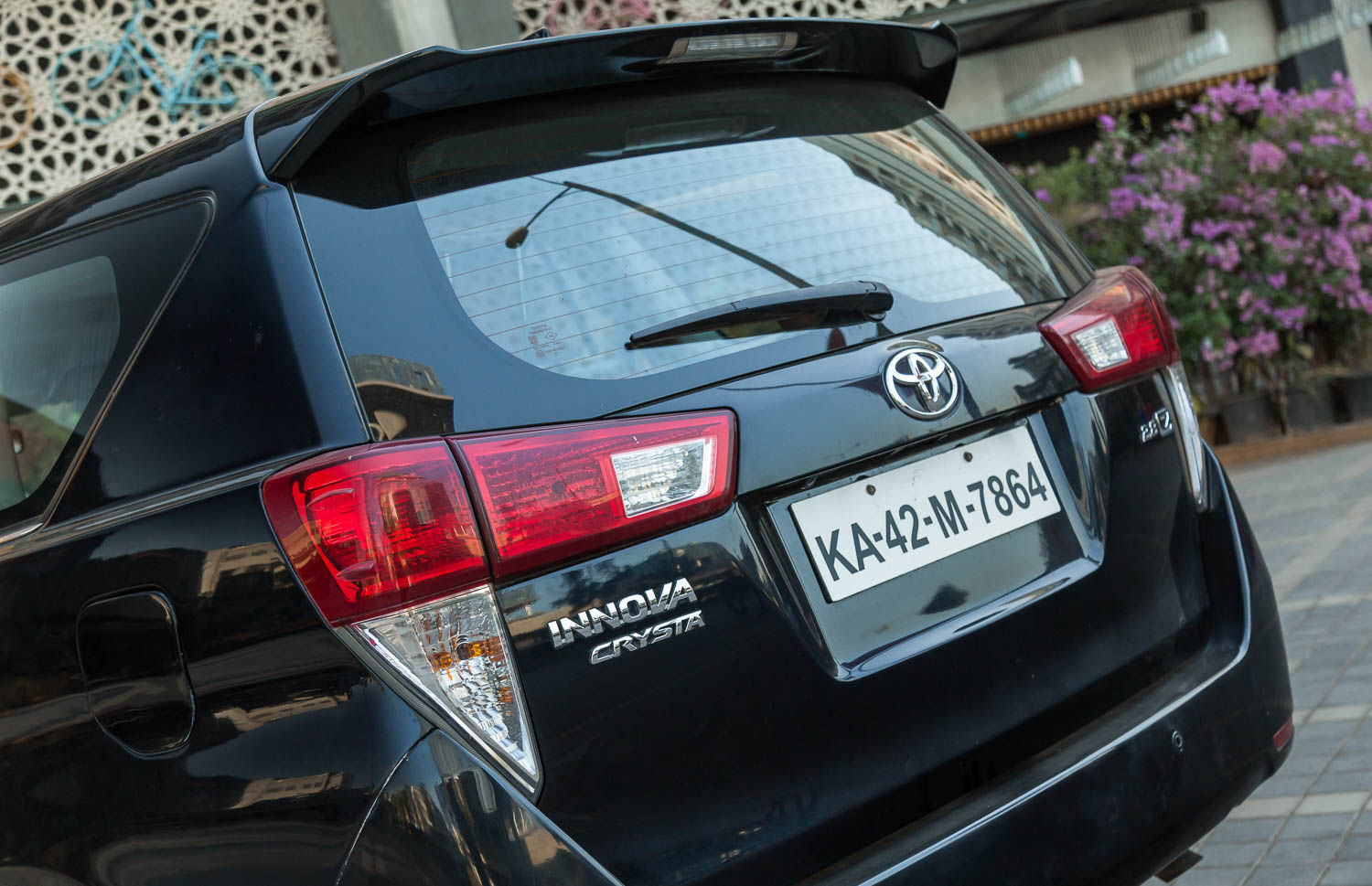 Old vs New: Toyota Innova Hycross Vs Innova Crysta In 30 Pics ...