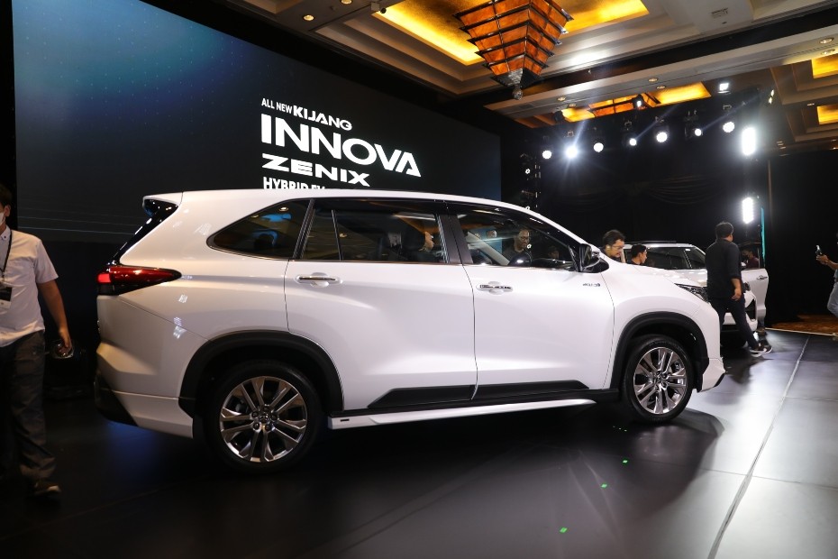Old vs New: Toyota Innova Hycross Vs Innova Crysta In 30 Pics ...