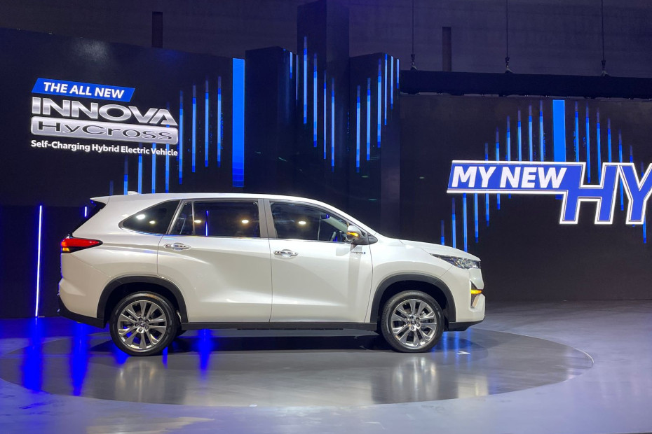 Toyota Innova Hycross Debuts In India | CarDekho.com