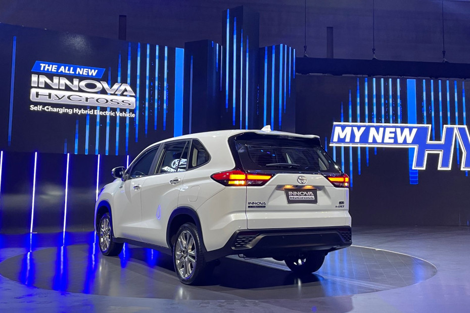 Toyota Innova Hycross Vs Innova Crysta - Engines, Dimensions, And ...