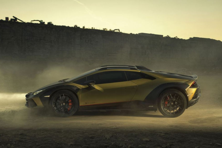 First Lamborghini Huracan Sterrato Delivered In India | CarDekho.com