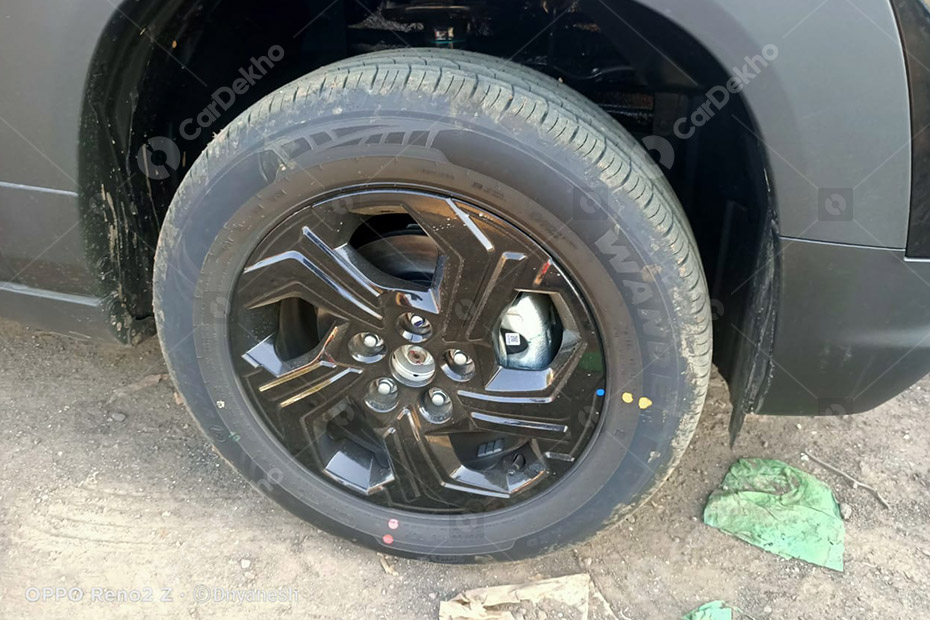 Maruti Brezza Black Edition Explained In 7 Images | CarDekho.com