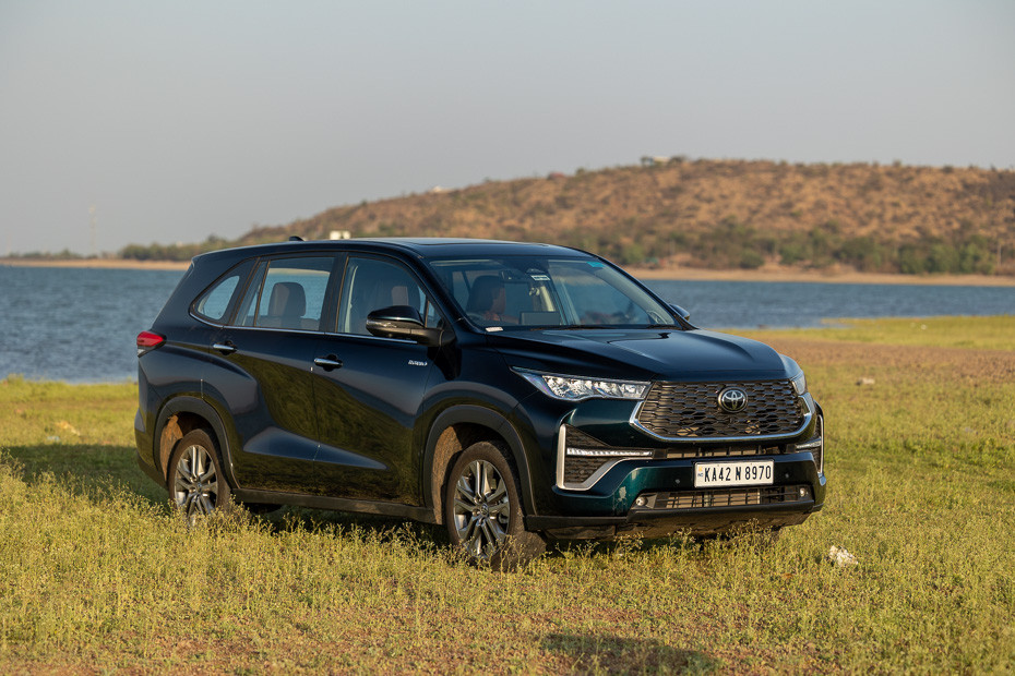 Toyota Innova Hycross vs Tata Safari: Space And Practicality Comparison ...