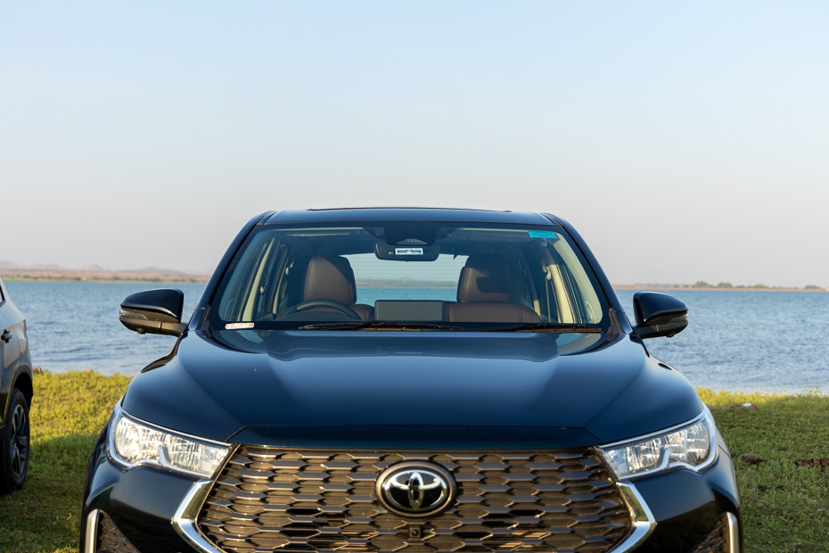 Toyota Innova Hycross vs Tata Safari: Space And Practicality Comparison ...