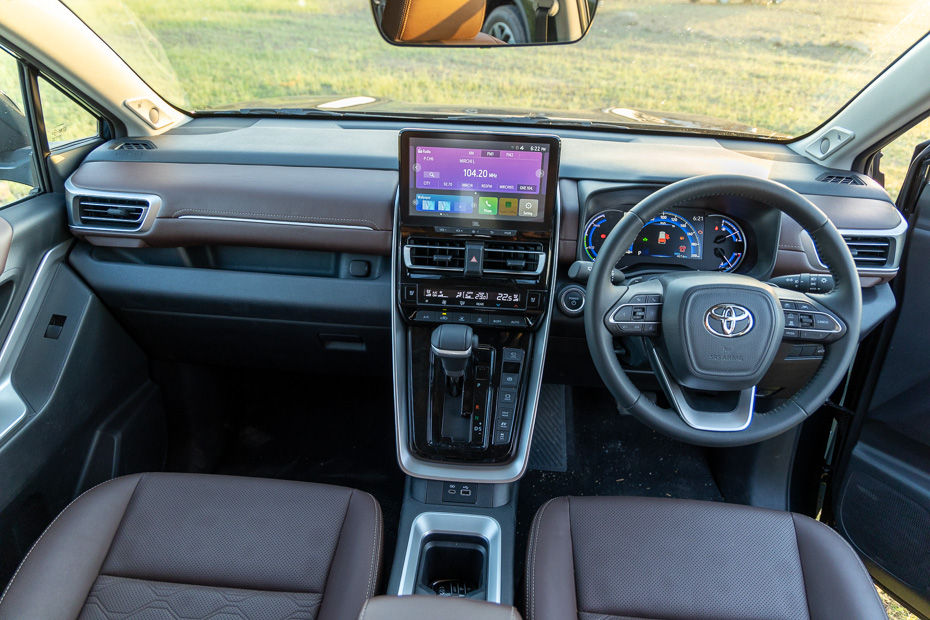 Toyota Innova Hycross vs Tata Safari: Space And Practicality Comparison ...