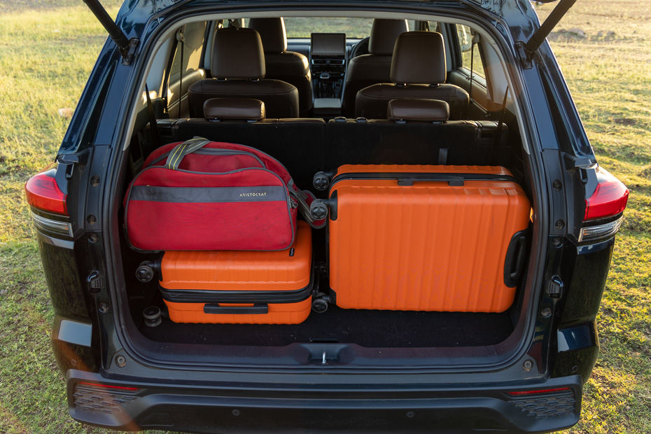 Toyota Innova Hycross vs Tata Safari: Space And Practicality Comparison ...