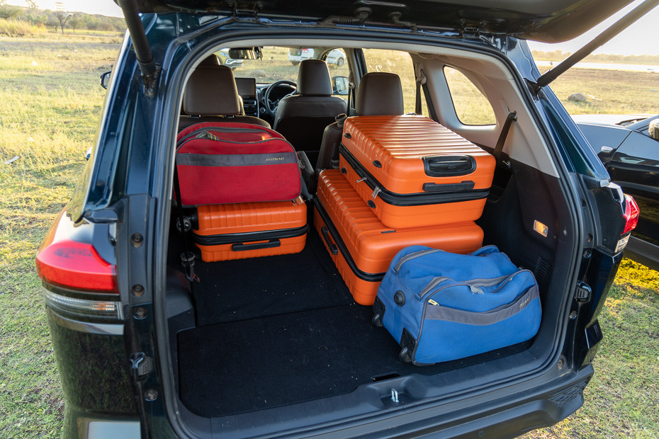 Toyota Innova Hycross vs Tata Safari: Space And Practicality Comparison ...