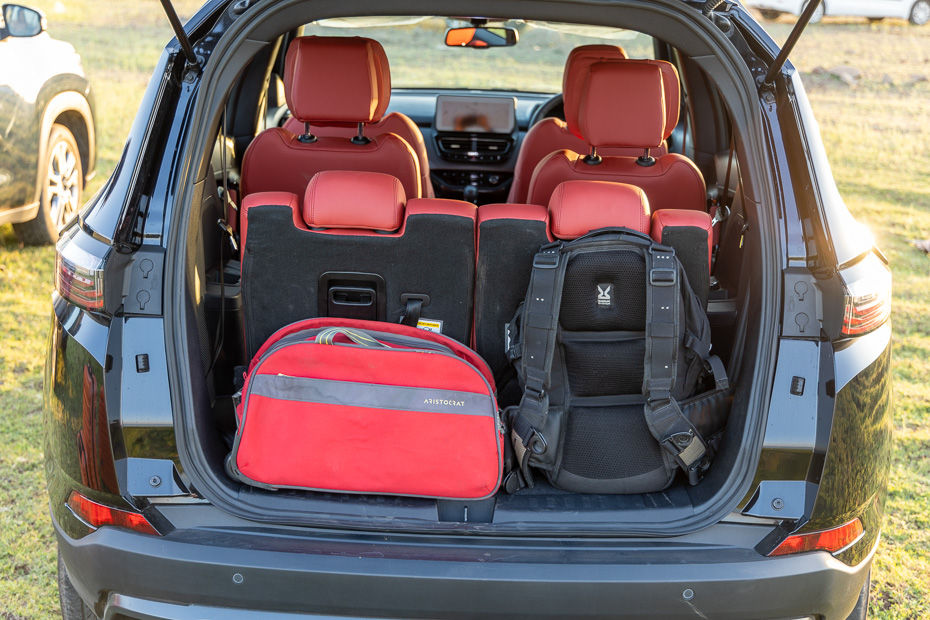 Toyota Innova Hycross vs Tata Safari: Space And Practicality Comparison ...