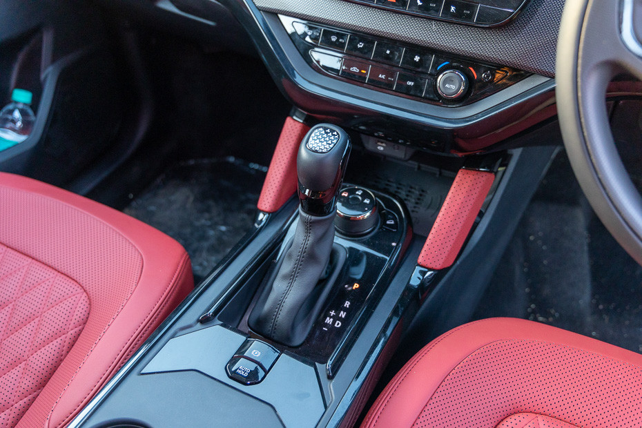 Toyota Innova Hycross vs Tata Safari: Space And Practicality Comparison ...