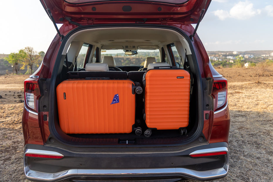 Comparo: Kia Carens Luxury Plus vs Toyota Innova GX | CarDekho.com