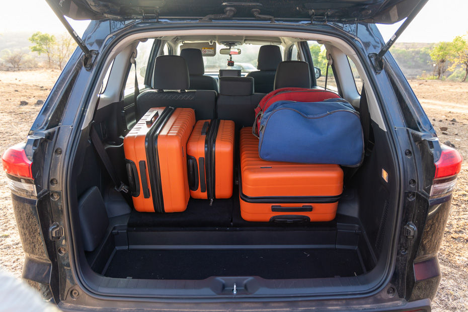 Comparo: Kia Carens Luxury Plus vs Toyota Innova GX | CarDekho.com