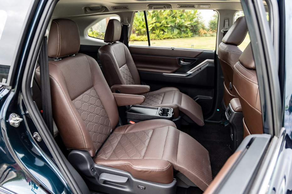 Toyota Innova Hycross vs Maruti Invicto: 5 Key Differences | CarDekho.com