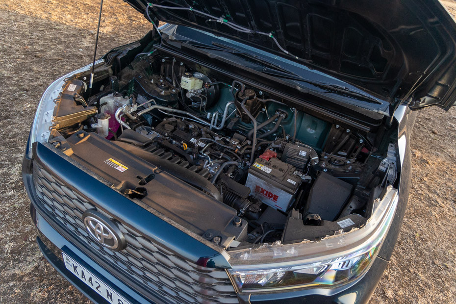 Toyota Innova Hycross vs Maruti Invicto: 5 Key Differences | CarDekho.com