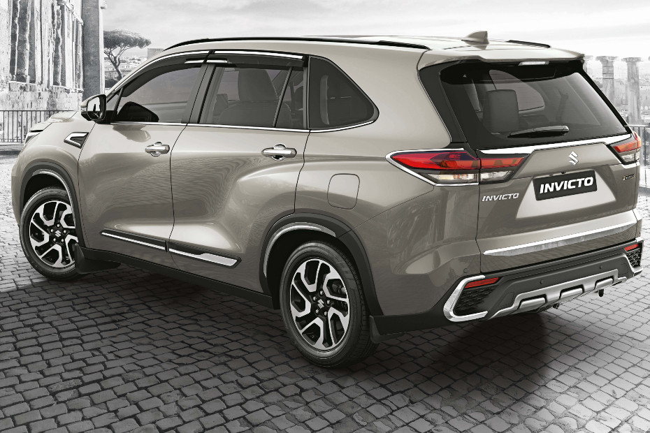 Toyota Innova Hycross vs Maruti Invicto: 5 Key Differences | CarDekho.com