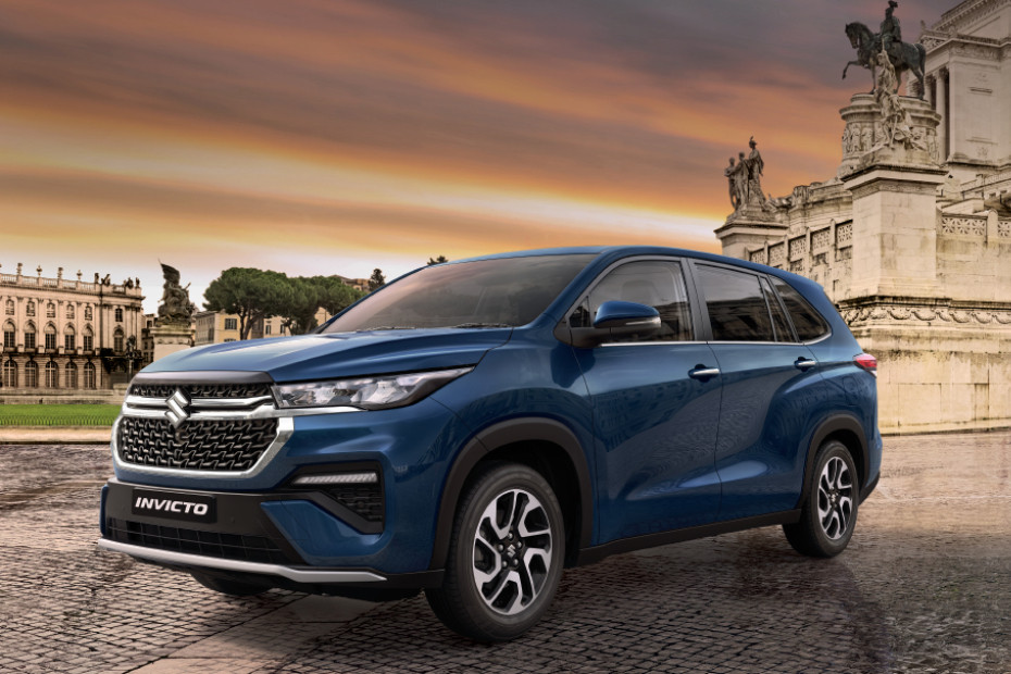 Toyota Innova Hycross vs Maruti Invicto: 5 Key Differences | CarDekho.com