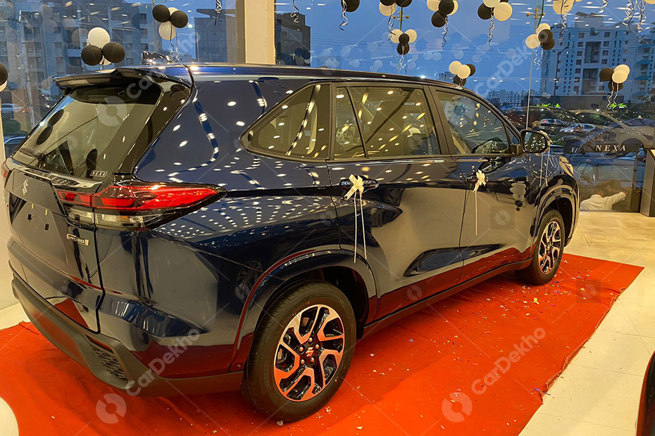 Maruti Invicto Zeta+ Variant Detailed In 10 Images | CarDekho.com