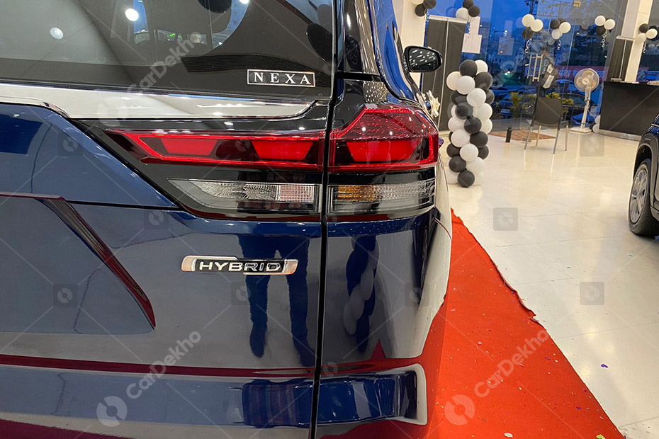 Maruti Invicto Zeta+ Variant Detailed In 10 Images | CarDekho.com