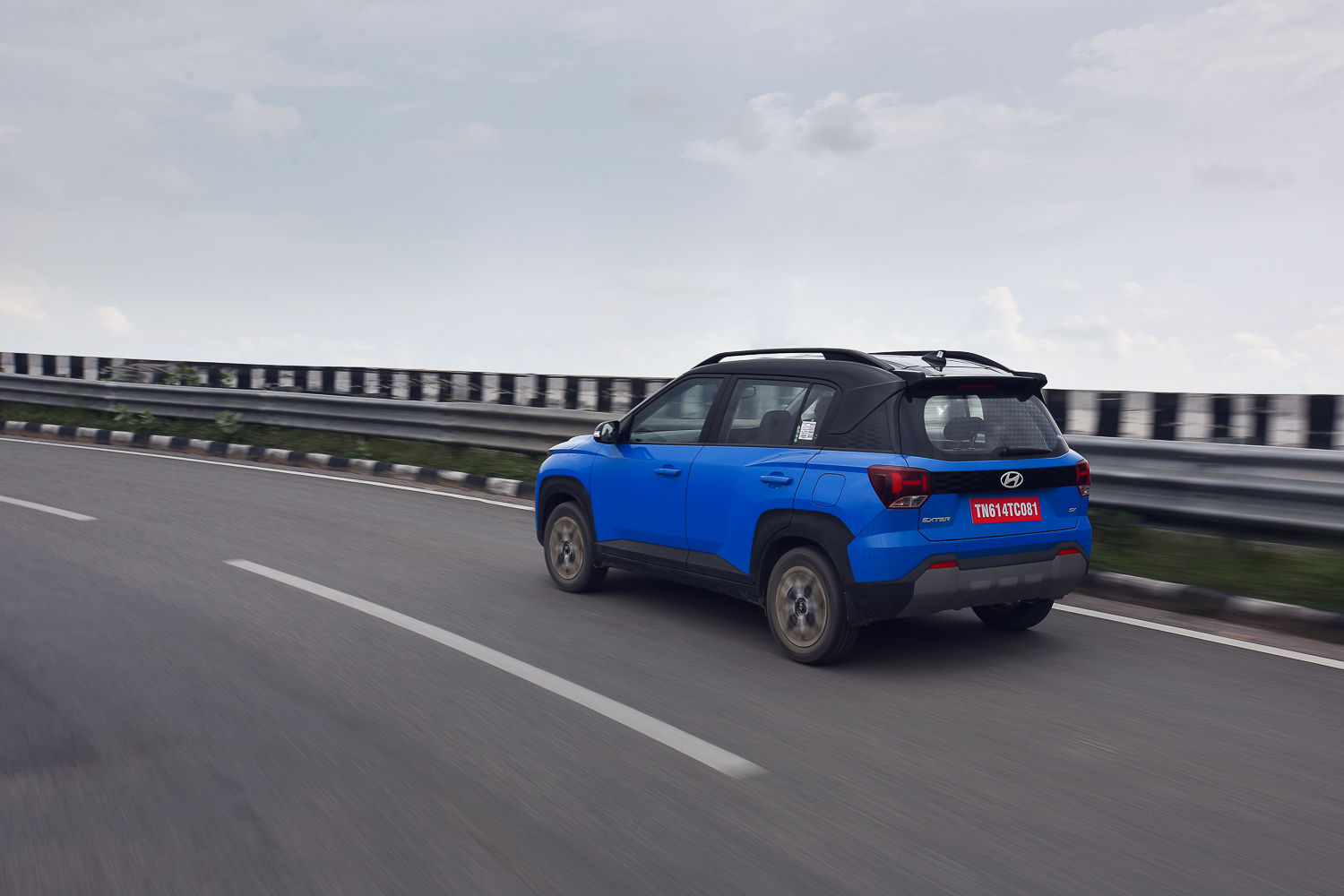 Hyundai Exter Top-spec AMT vs Hyundai i20 Sportz Turbo-Petrol DCT ...