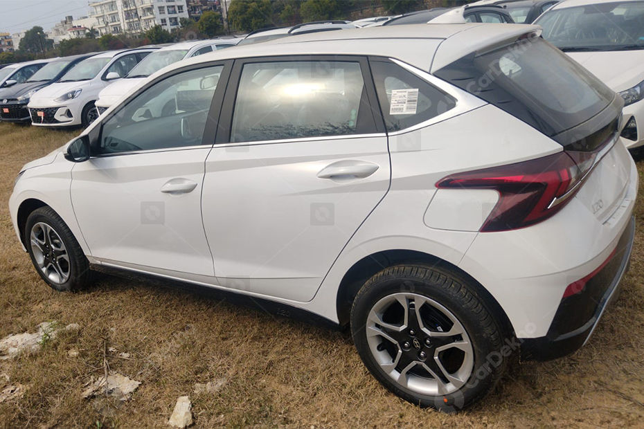 Hyundai i20 Sportz (O) vs Maruti Baleno Zeta Manual & Alpha Automatic ...