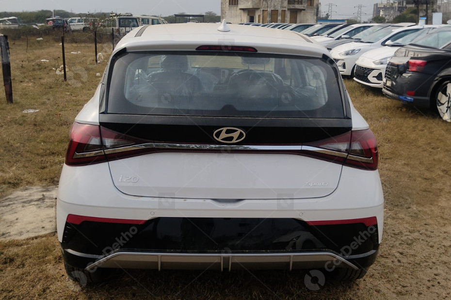 Hyundai i20 Sportz (O) Mid-spec Variant Explained In 10 Images ...