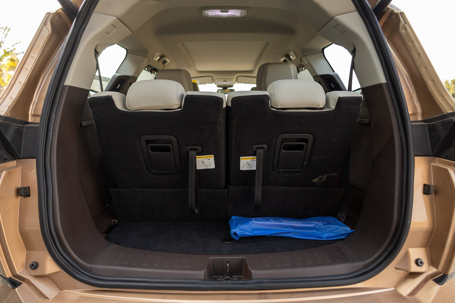 Tata Safari vs Mahindra XUV700 vs Toyota Innova Hycross: Space And ...