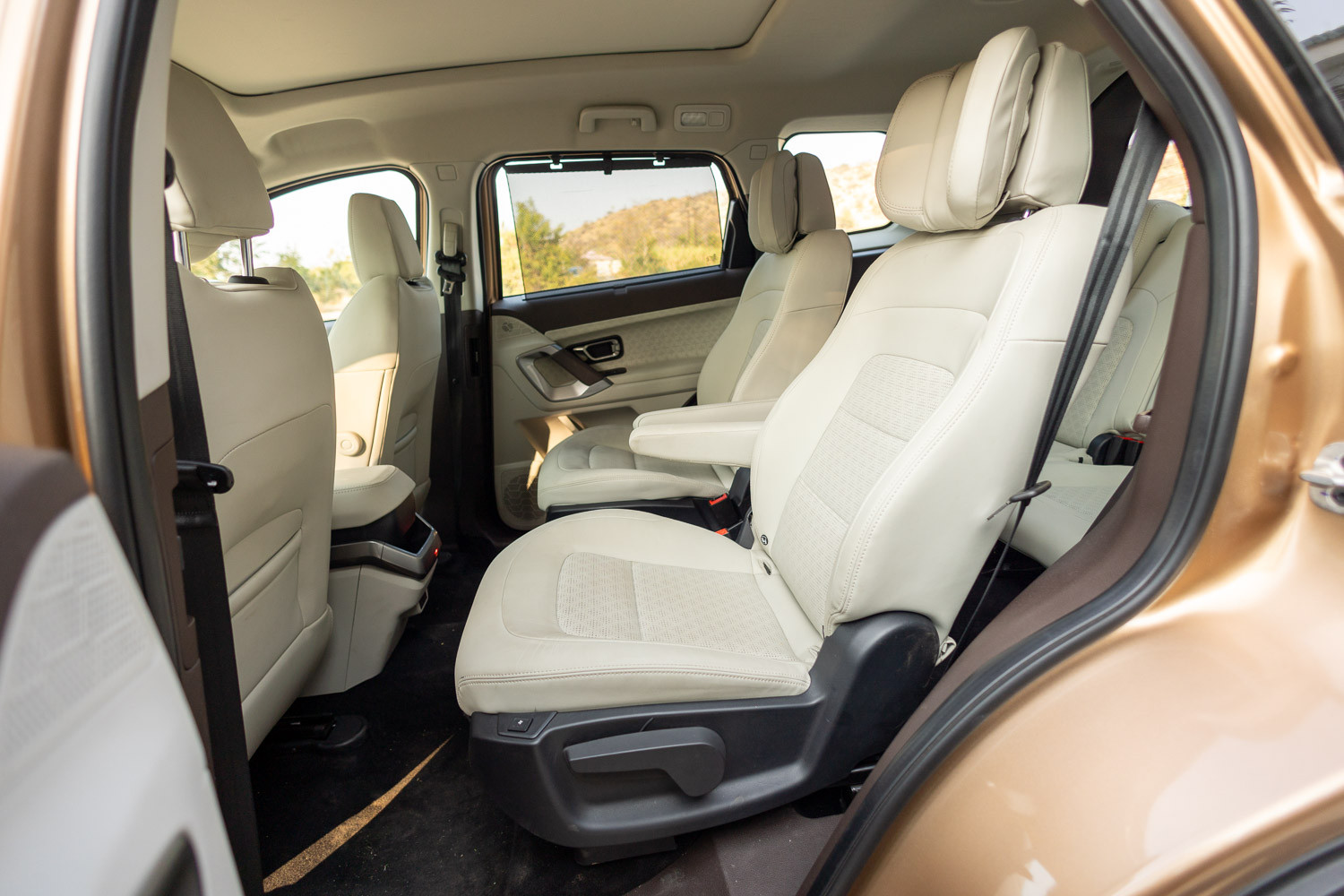 Tata Safari vs Mahindra XUV700 vs Toyota Innova Hycross: Space And ...