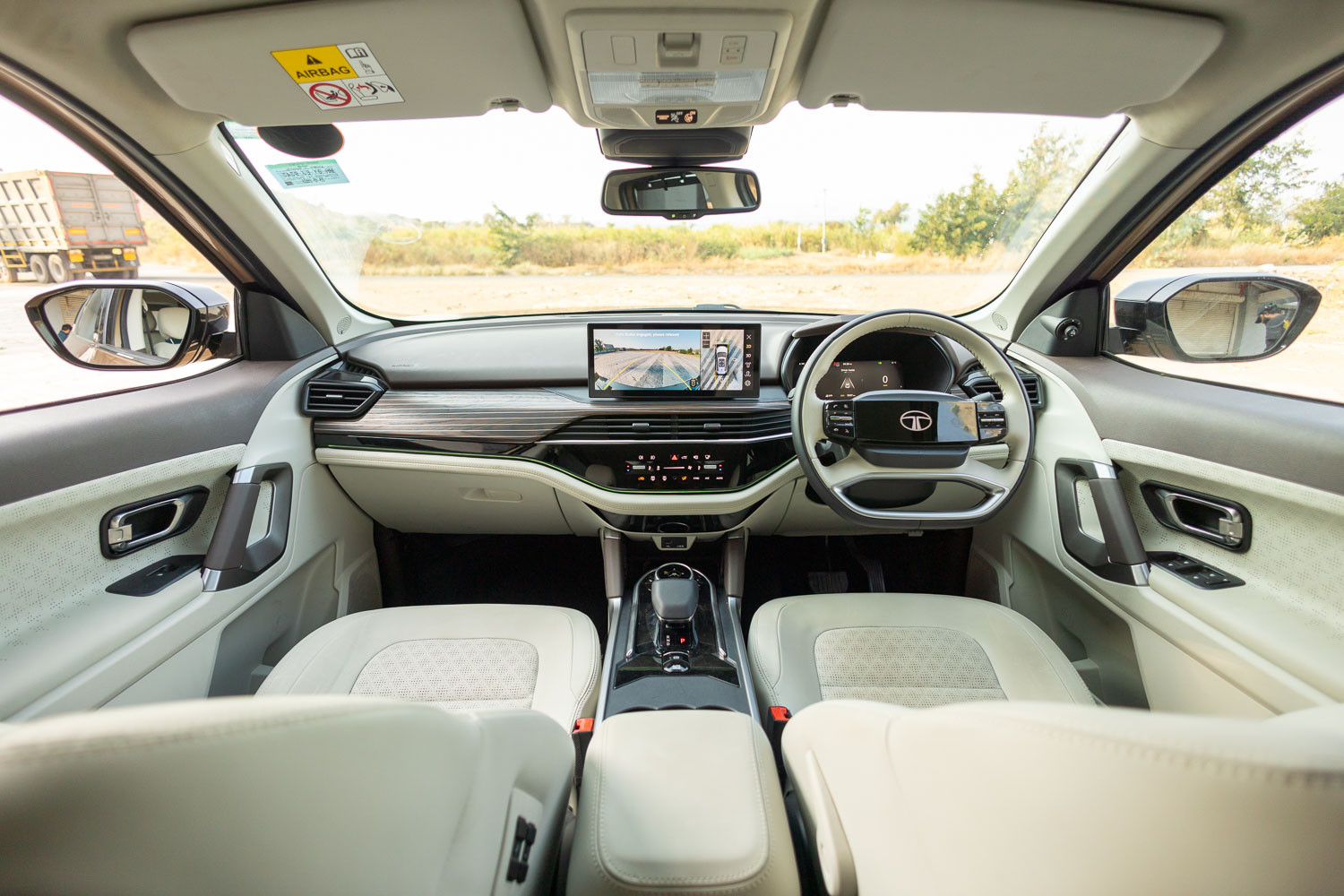 Tata Safari vs Mahindra XUV700 vs Toyota Innova Hycross: Space And ...