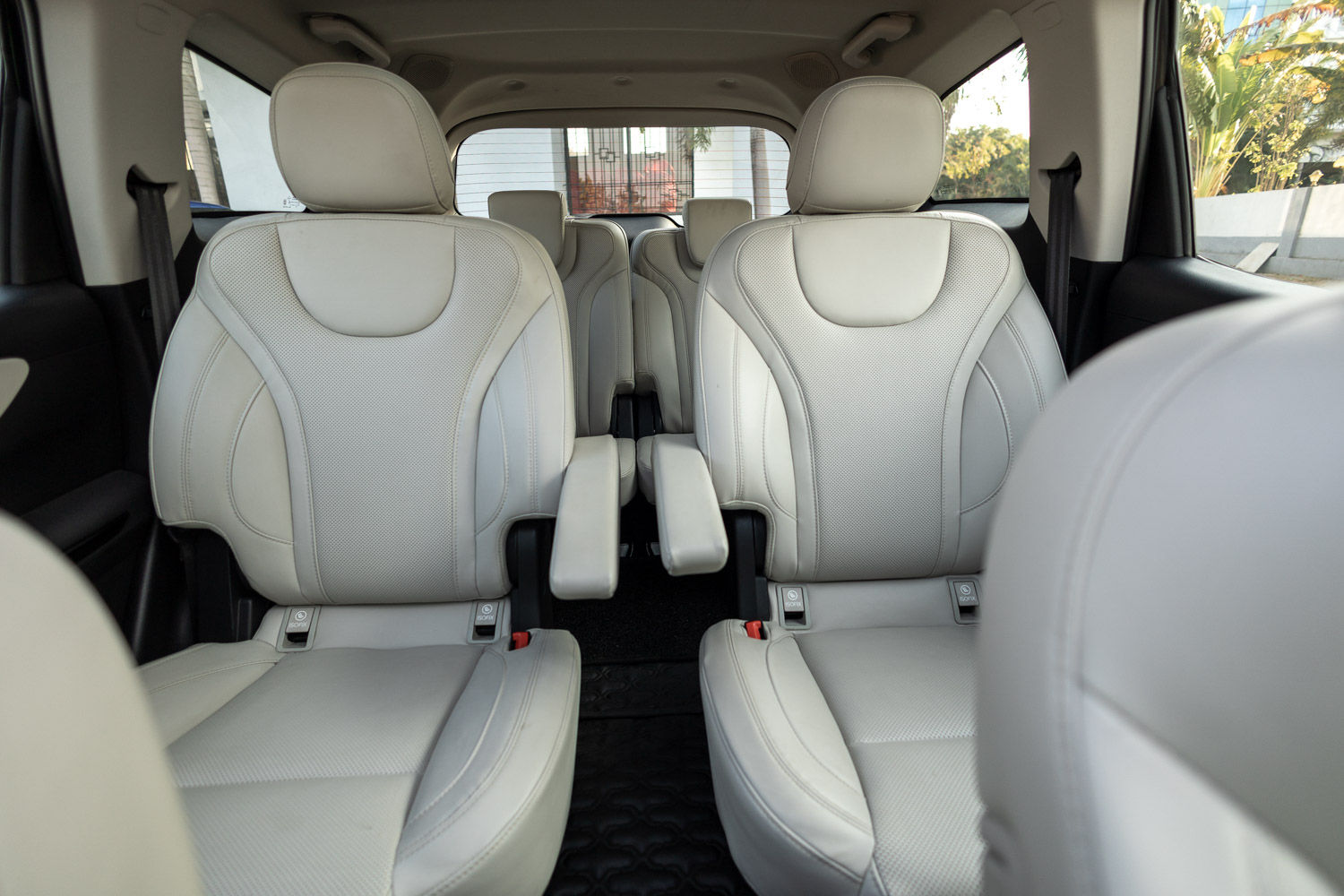 Mahindra XUV700 6-seater Variant Explored In Detail | CarDekho.com