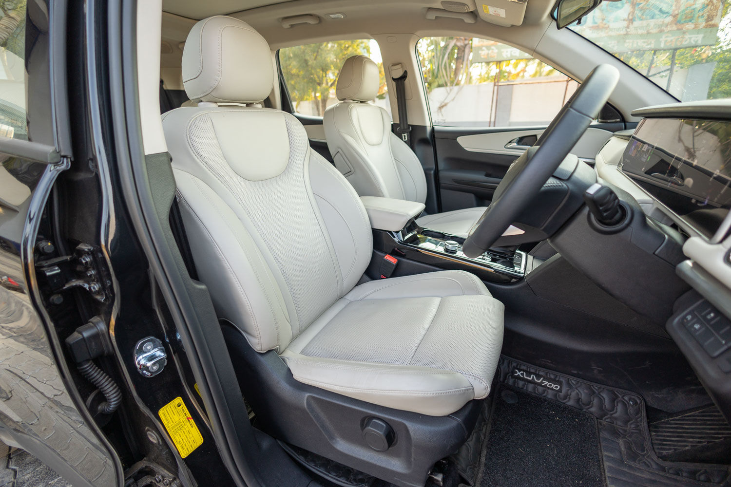 Mahindra XUV700 Price - 7 seater SUV, Images, Colors & Reviews