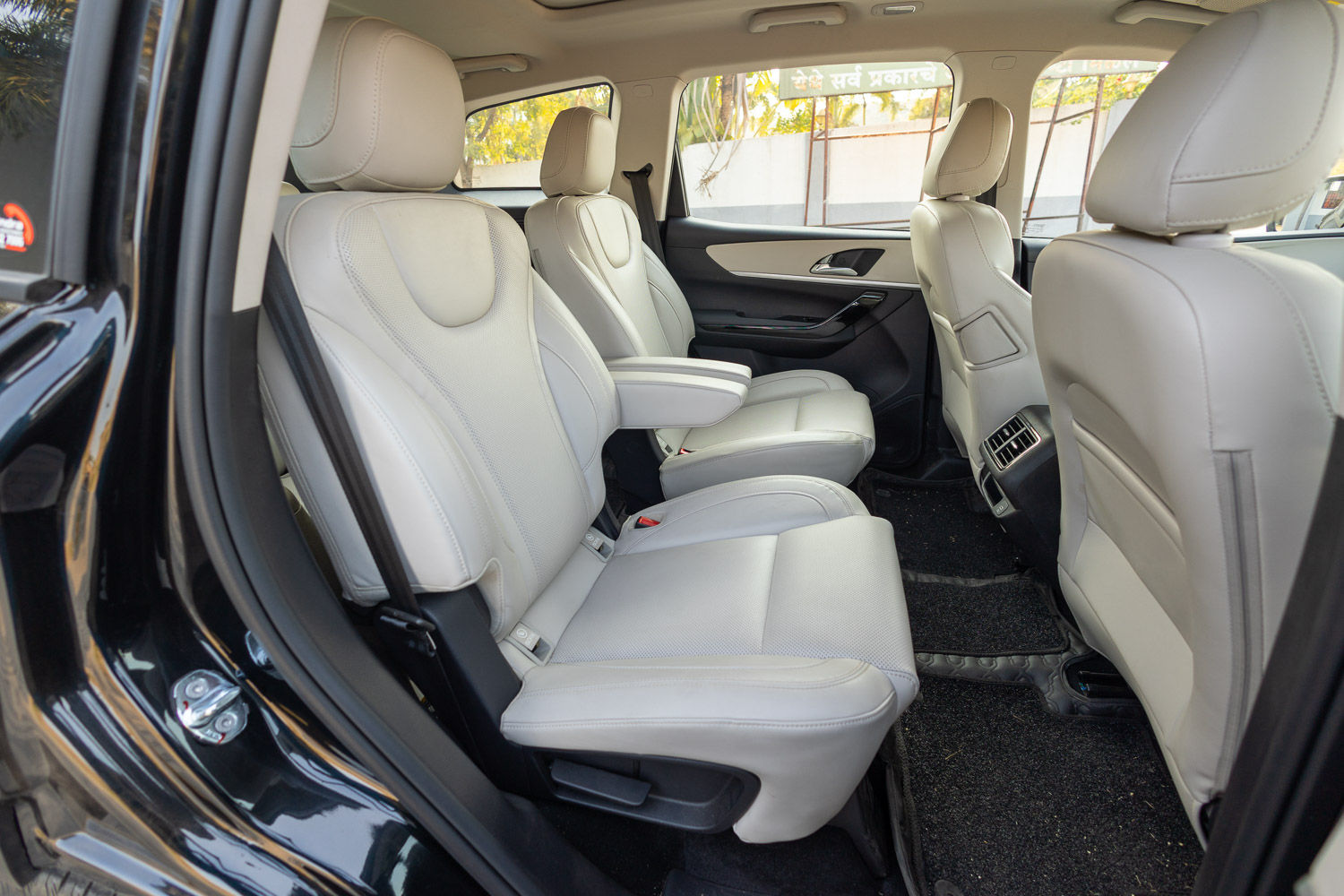 Mahindra XUV700 Price - 7 seater SUV, Images, Colors & Reviews