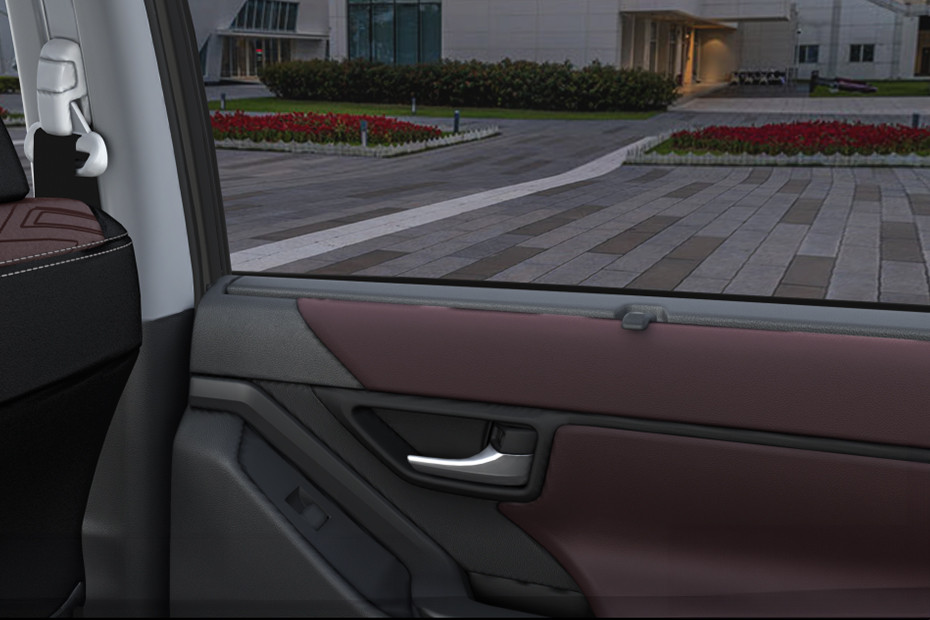 Toyota Innova Hycross GX (O) 7-seater Variant Explained In 7 Images ...