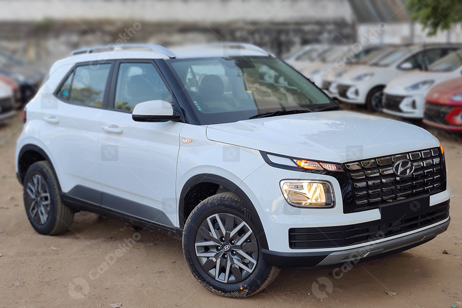 Hyundai Venue Executive Variant Explained In 7 Images | CarDekho.com