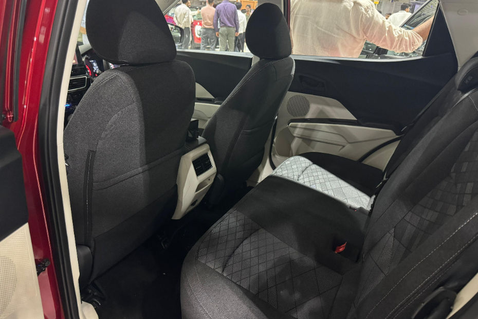 Mahindra XUV 3XO MX3 Pro Explained In 7 Images | CarDekho.com
