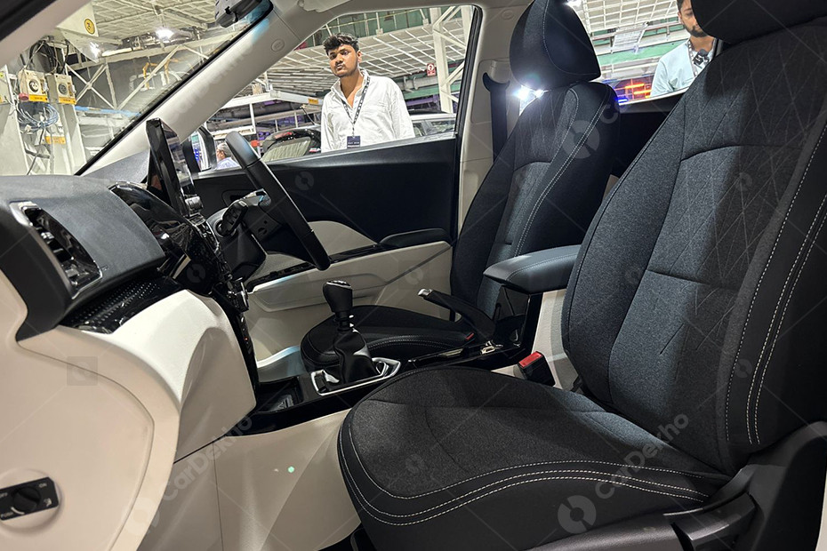 Mahindra XUV 3XO AX5 Variant Explained In 7 Images | CarDekho.com