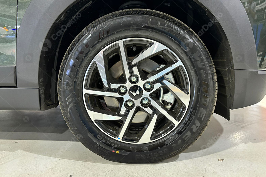 Mahindra XUV 3XO AX5 Variant Explained In 7 Images | CarDekho.com