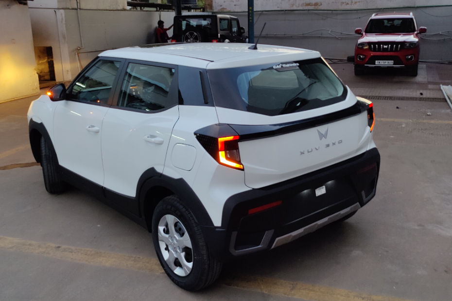 Mahindra XUV 3XO MX3 Variant Explained In 9 Images | CarDekho.com