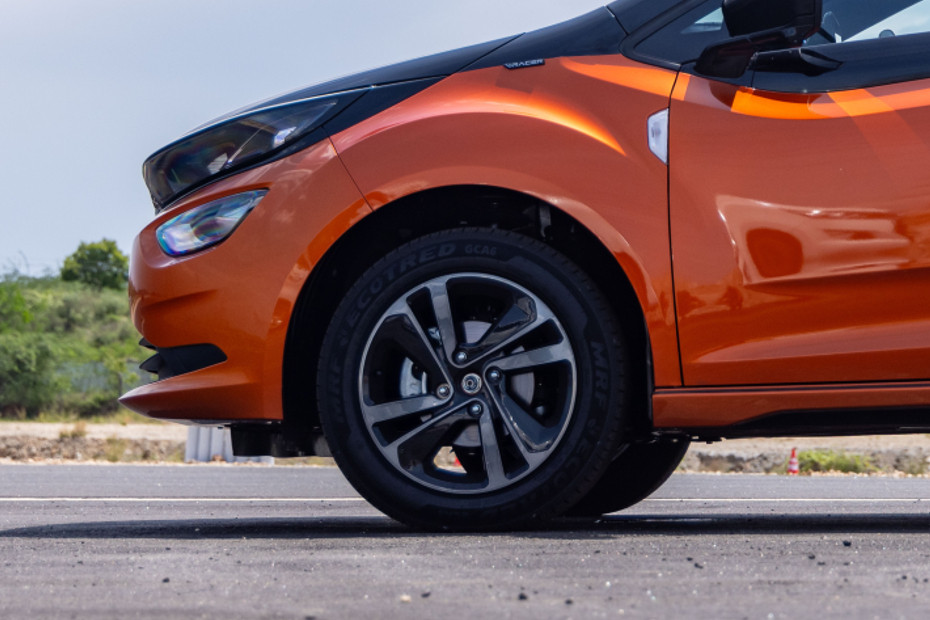 Tata Altroz Racer Exterior And Interior Detailed In 15 Images ...