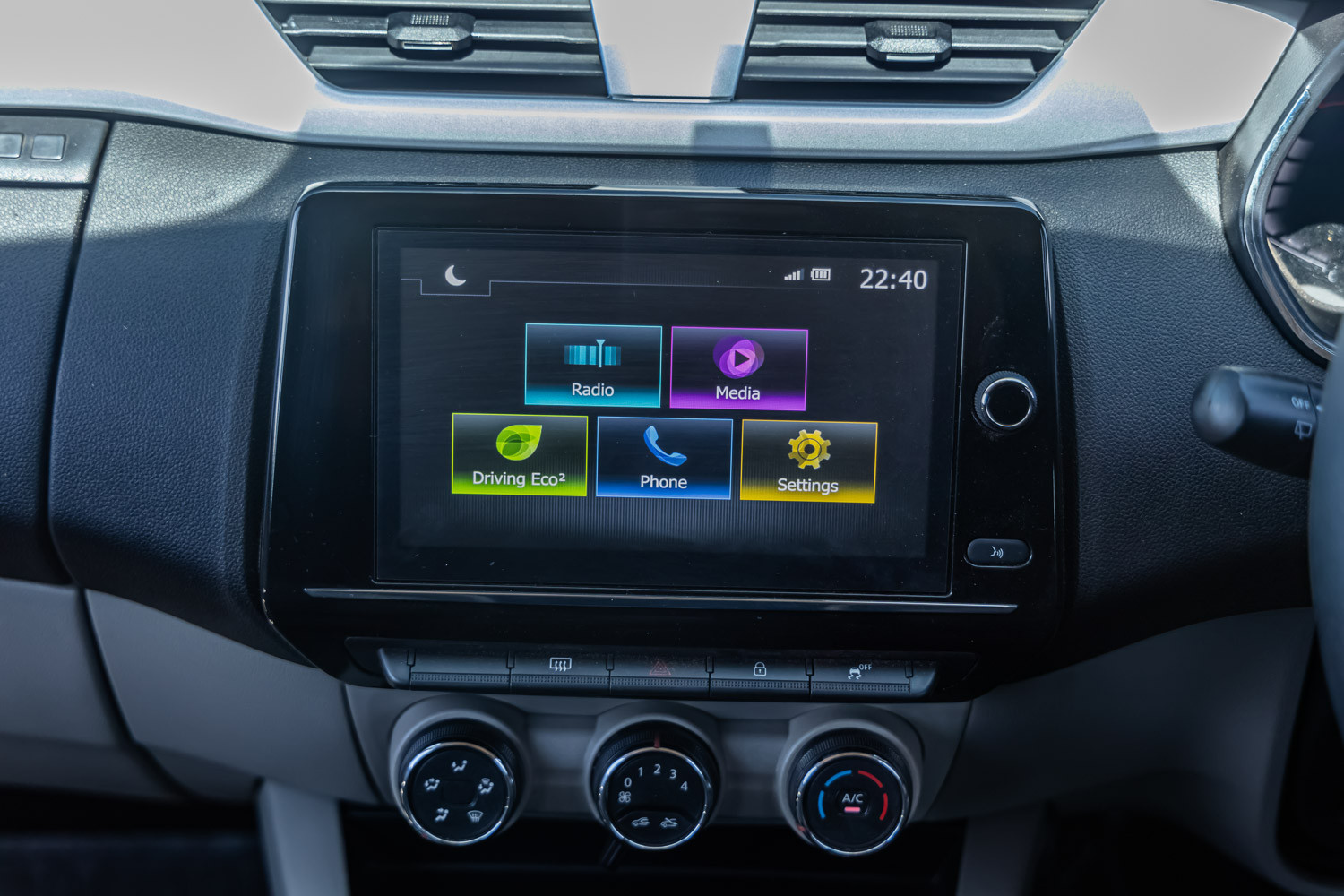 Renault Triber Price - Features, Images, Colours & Reviews