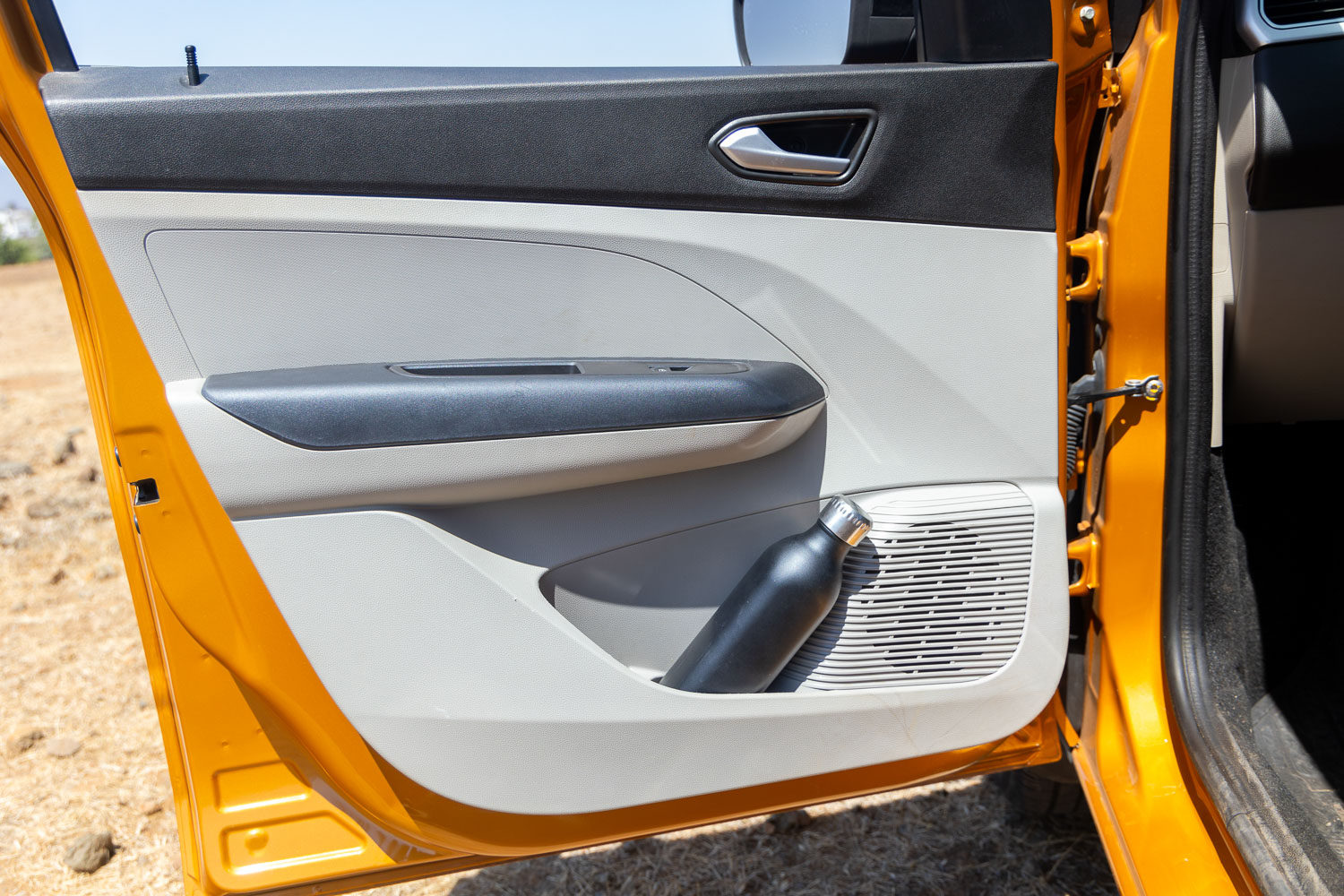 Renault Triber Price - Features, Images, Colours & Reviews