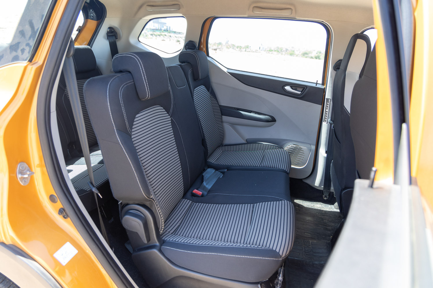 Renault Triber Price - Features, Images, Colours & Reviews