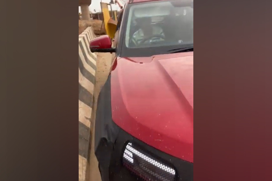 2024 Hyundai Alcazar Spotted Testing In A New Red Colour | CarDekho.com