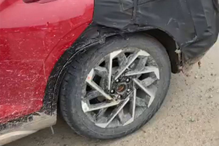 2024 Hyundai Alcazar Spotted Testing In A New Red Colour | CarDekho.com