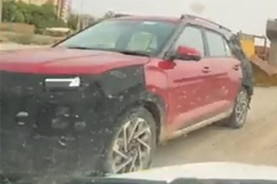2024 Hyundai Alcazar Spotted Testing In A New Red Colour | CarDekho.com